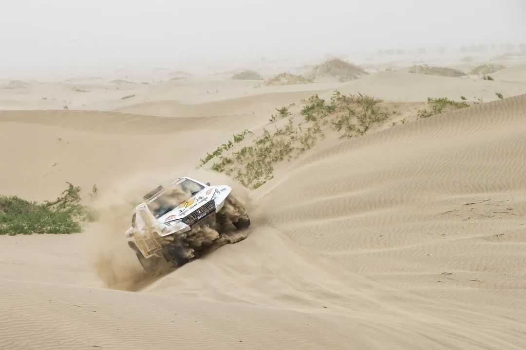 沙尘暴下的N39 第三赛段意外考验不断 - 赛事新闻 - 环塔拉力赛官方网站