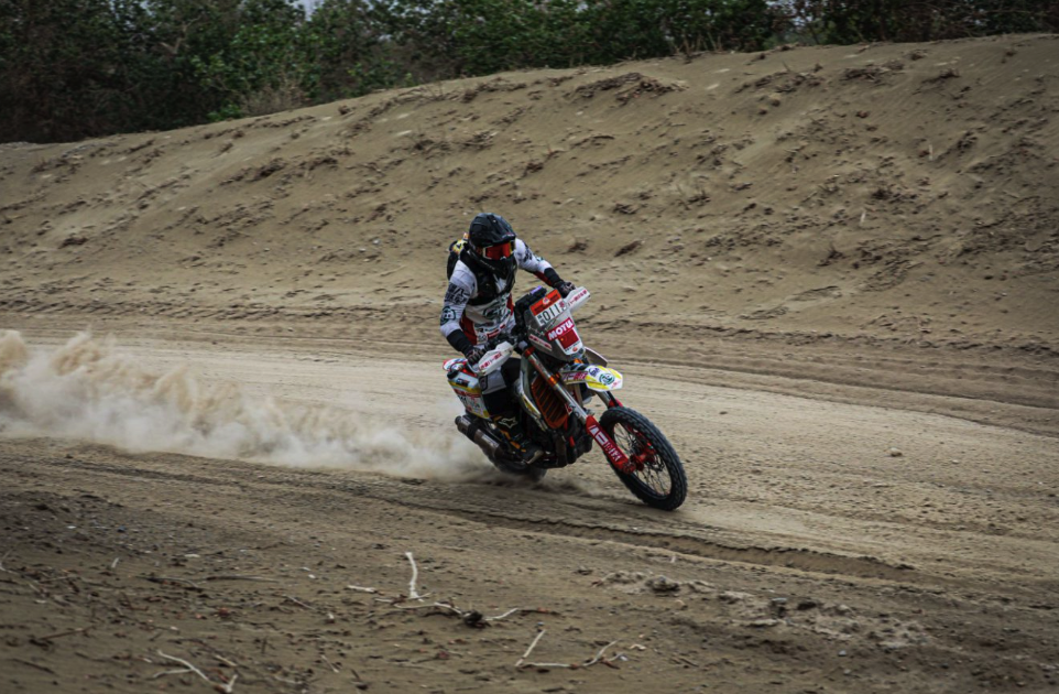 风沙肆虐，意志不灭——SS8爱跑·喀什赛区麦盖提 N39赛段激战实录 - 赛事新闻 - 环塔拉力赛官方网站